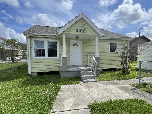 2107 Montesquieu St, 2 beds, 1 full bath
