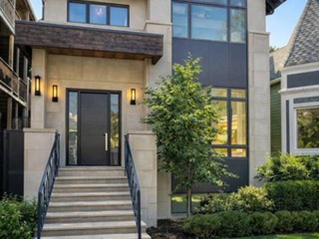 2107 W Bradley Pl, Chicago, IL 60618