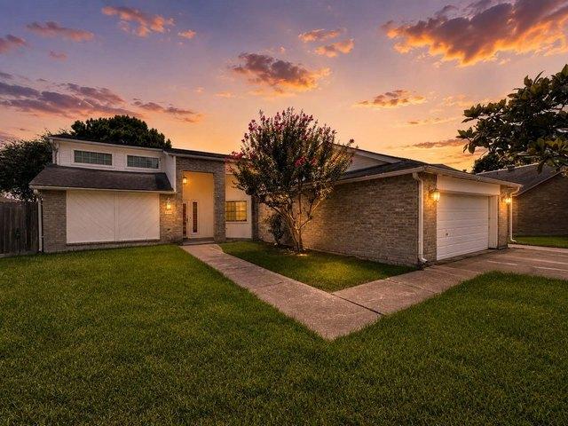 2109 E Linwood Oaks St, Pearland, TX 77581