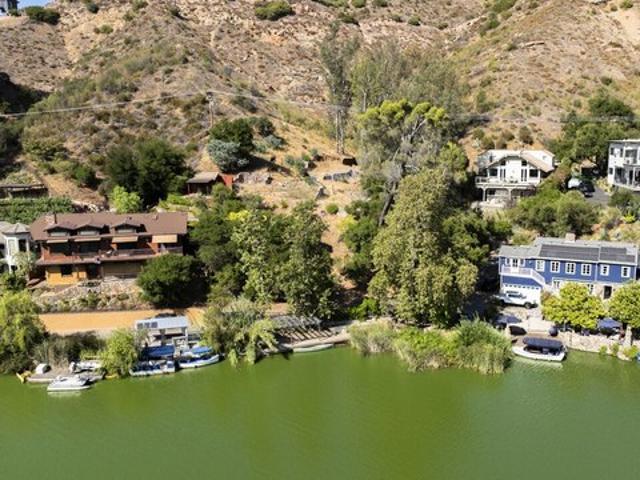 2100 E Lakeshore Dr, Agoura Hills, CA 91301
