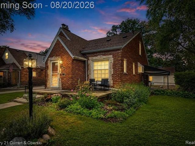 2100 Lancaster St, Grosse Pointe Woods, MI 48236