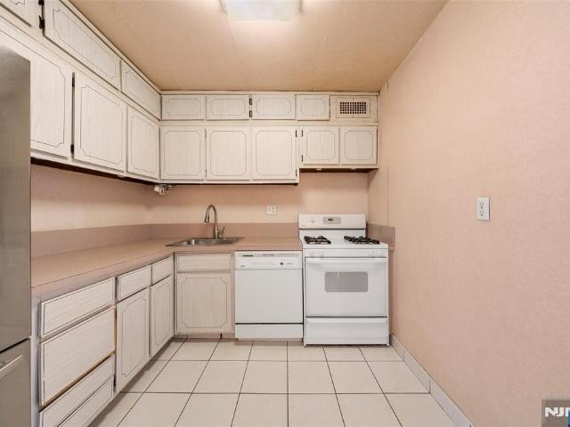 2100 Linwood # 17C