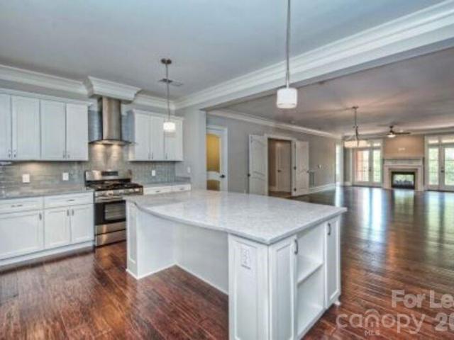 2100 Queens Road W # Entertainer