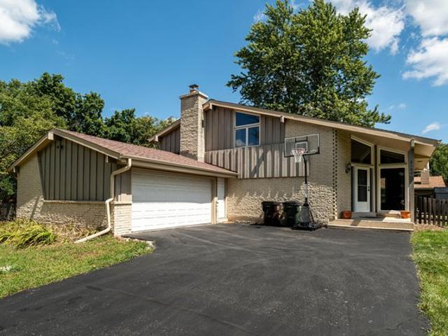 2100 S Woodshire Dr, New Berlin, WI 53151
