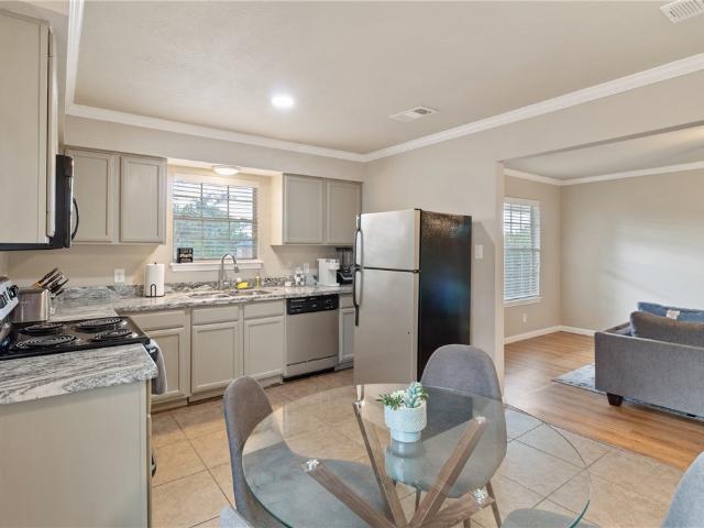 2100 Southwood Drive 22