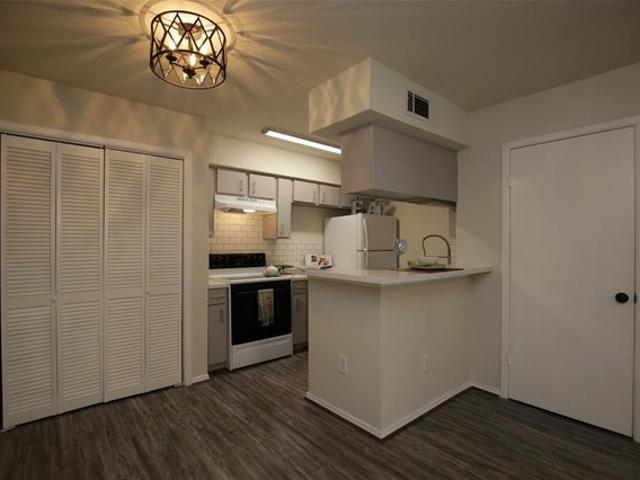 2100 Wilcrest Dr Apt 121, Houston, TX 77042