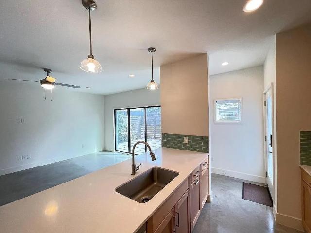 2101 Montopolis Dr # 20
