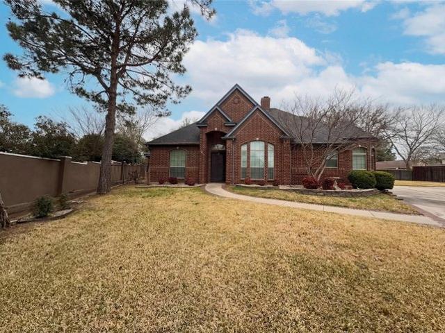 2101 Royal Dominion Ct, Arlington, TX 76006