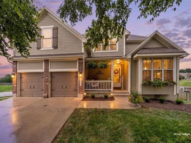 2101 SW Roberts Ct, Lee's Summit, MO 64082