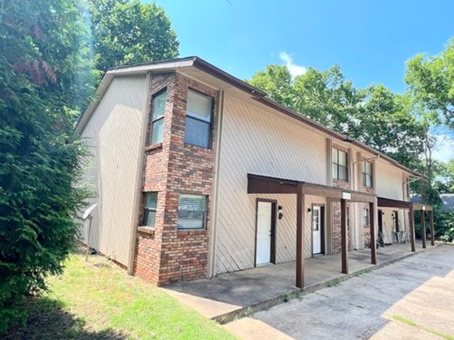 2101, 2103, 2105, 2107 N East Oaks Drive