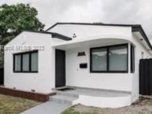 2101 21st St SW, Miami, FL 33145