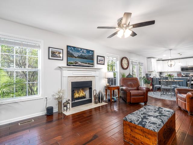 2102 Burgess Ln