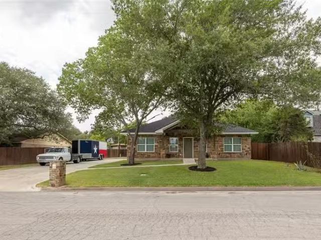 2102 Cary Cir, Bryan, TX 77803