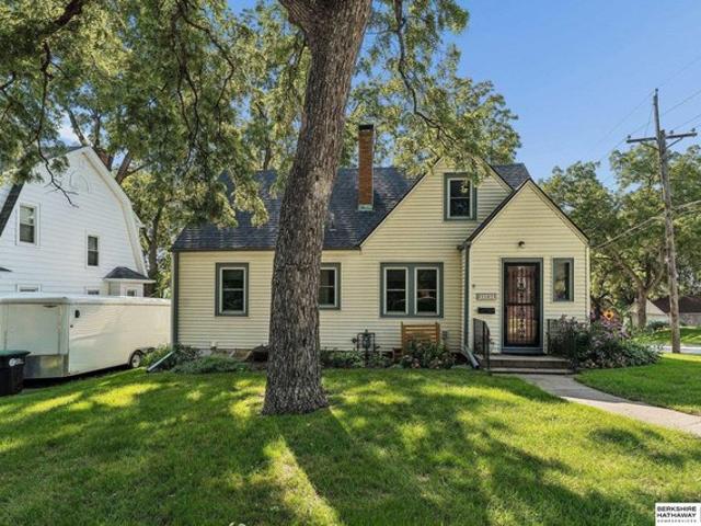 2102 S 61st St, Omaha, NE 68106