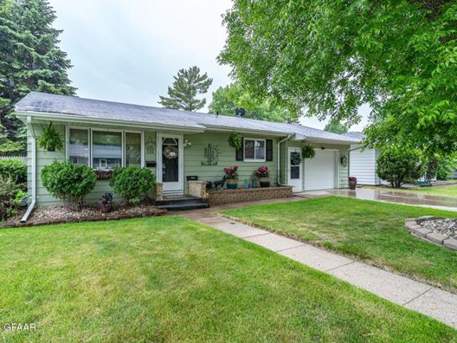 2103 7th Ave N, Grand Forks, ND 58203