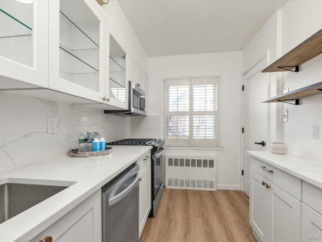 210 0 st Ave, Bayside, NY 11361