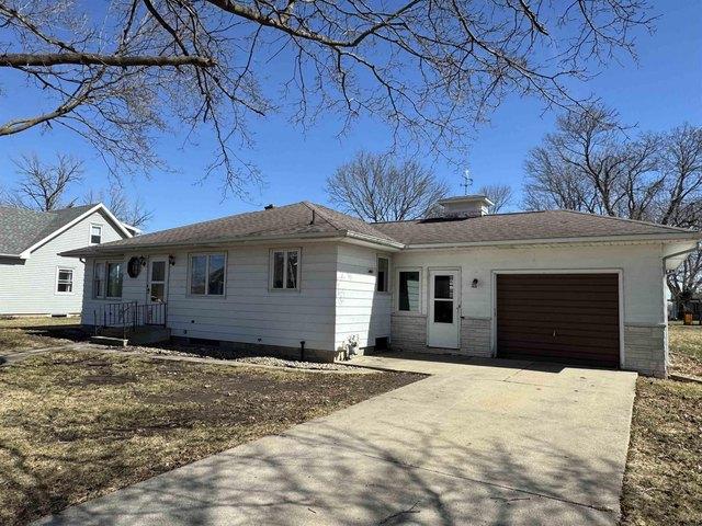 210 8th St, Aplington, IA 50604