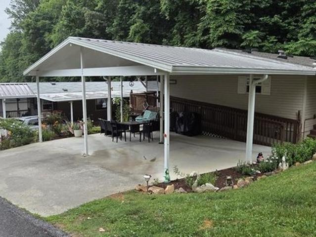 210 Country Woods Dr, Franklin, NC 28734