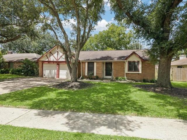 210 Brandywyne Dr, Friendswood, TX 77546