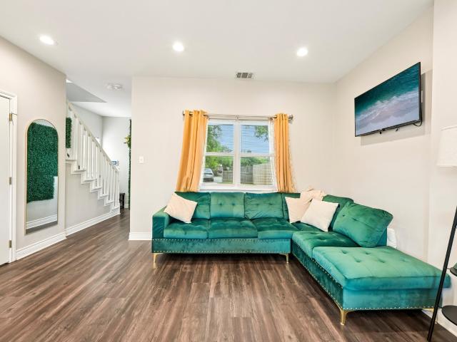 210 Garrotsville St, Houston, TX 77022 | MLS #73141