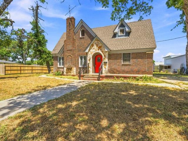 210 E Cedar St, Seguin, TX 78155