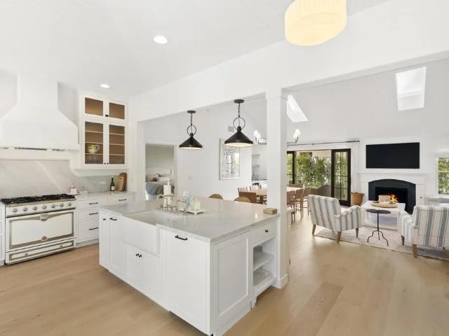 210 Estrella St