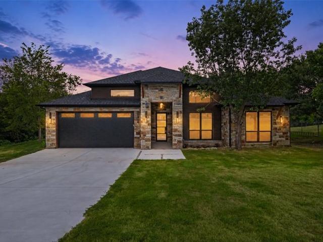 210 Knob Hill Dr, Granbury, TX 76048