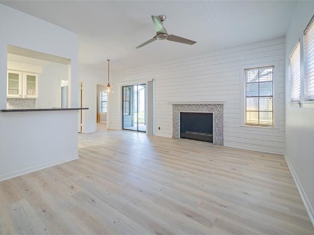 210 Oak Bay Street 402
