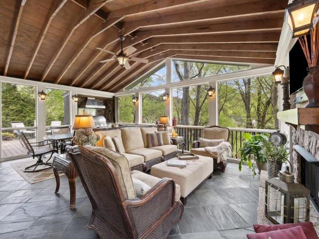 210 Lakeside Drive NW