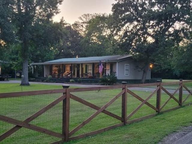 210 N 10th St, Highlands, TX 77562