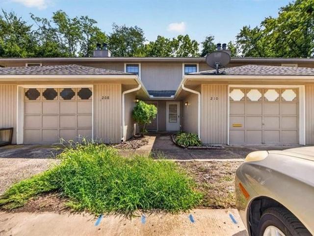 210 NW Nottingham Dr, Blue Springs, MO 64014
