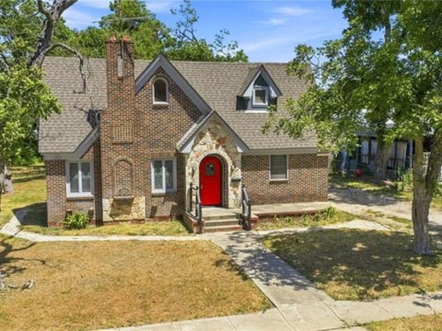 210 S Cedar St, Seguin, TX 78155