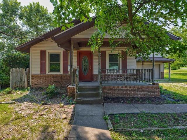 210 S East St, Oakland City, IN 47660