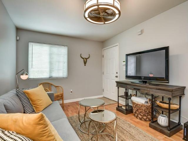 210 Sampson Street NE 5