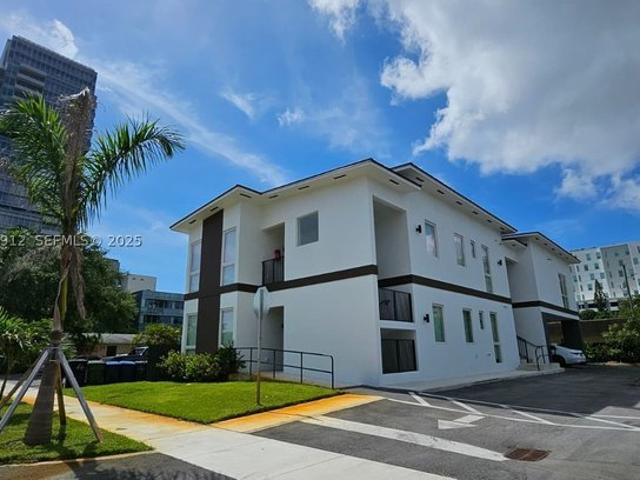 210 SE 10th St, Hallandale Beach, FL 33009