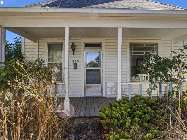 210 SE 4th St, Oakland, OR 97462