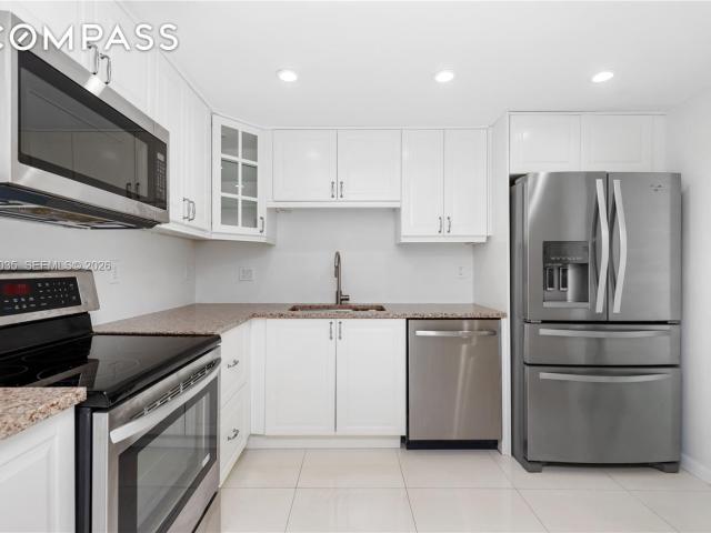 210 Seaview Dr 207, Key Biscayne, FL