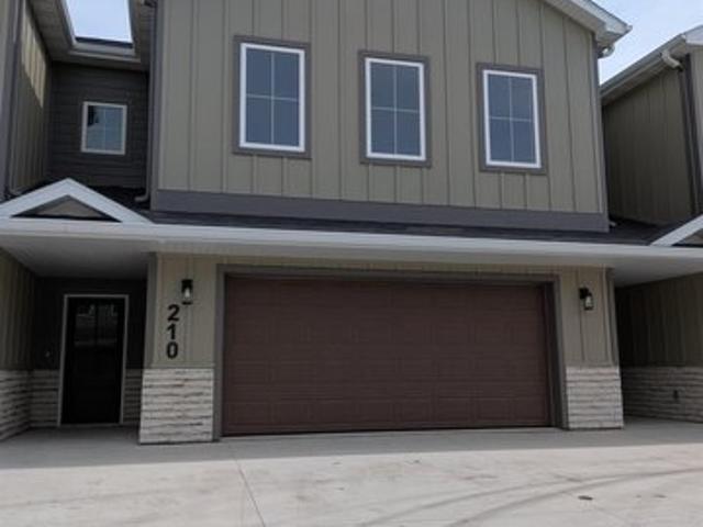 210 Stonebrook Ct, Clear Lake, IA 50428