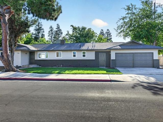 210 Sunnyside Ave, Clovis, CA 93611