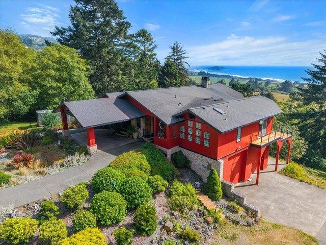 210 Surfsound Dr, Smith River, CA 95567