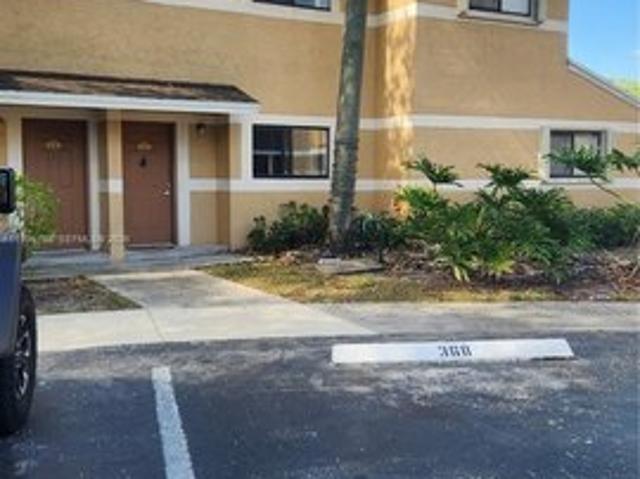 210 Palm Cir E, Pembroke Pines, FL 33025