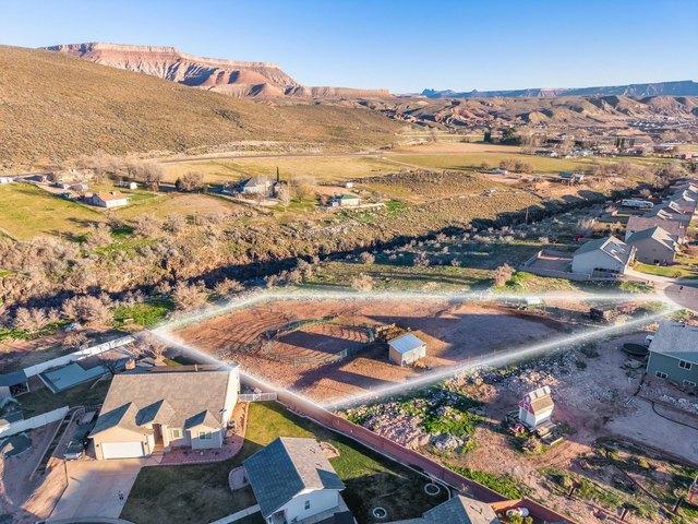 210 W Peachtree Dr, Toquerville, UT 84774