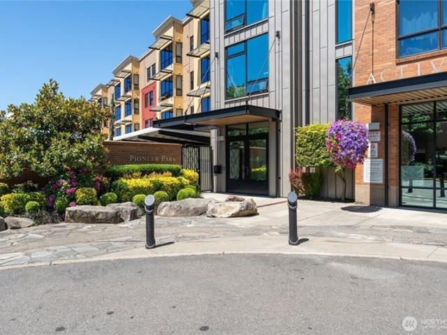 210 W Pioneer Unit 210, Puyallup, WA 98371