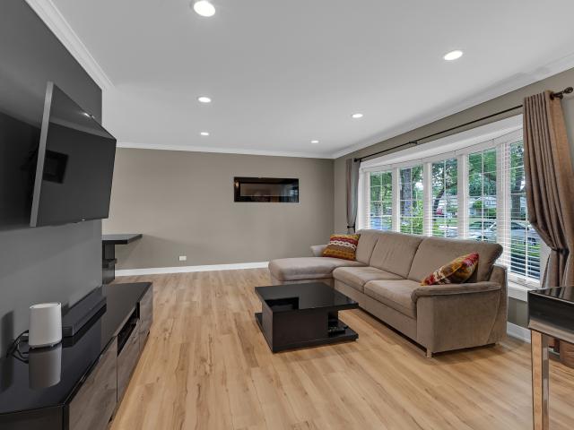 210 W Pickwick Road