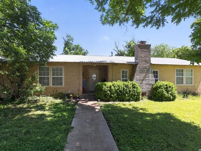 210 W Redbud St, Junction, TX 76849