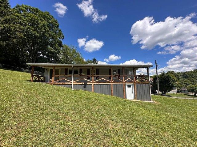 210 Thorn St, Sophia, WV 25921
