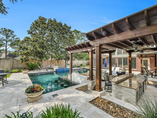 210 Trail Bend Ln, Friendswood, TX 77546
