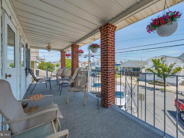 210 UNIT 3 E. Hand Avenue
