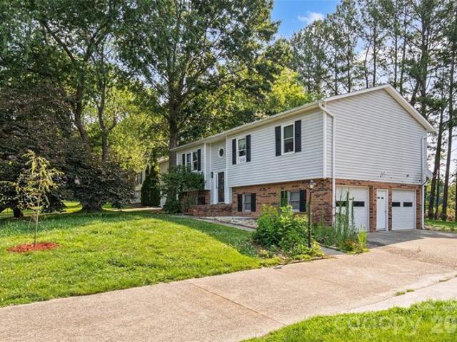 2114 Margaret Dr, Mount Airy, NC 27030