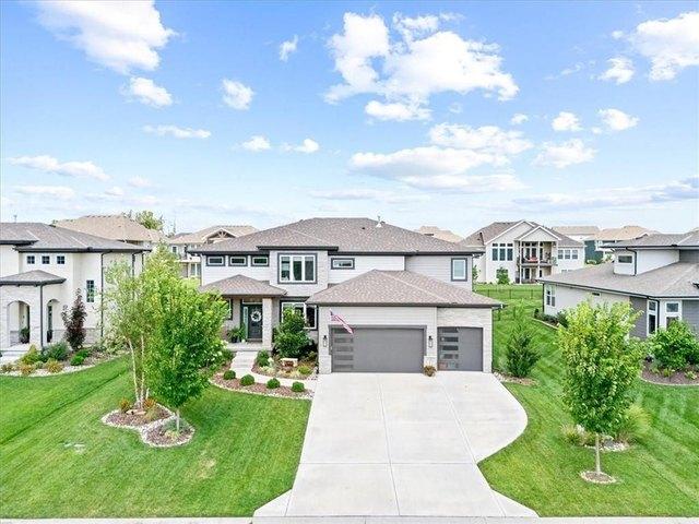 2114 NW Killarney Ln, Lee's Summit, MO 64081